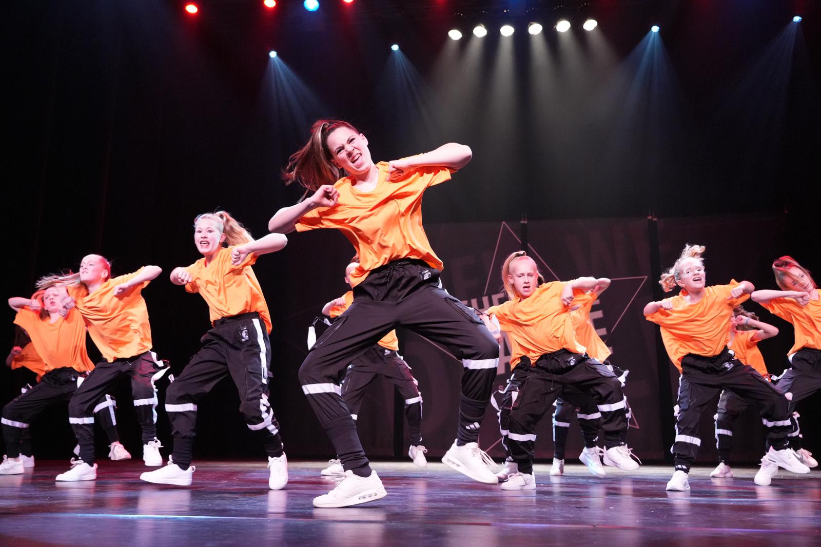 De dansers van Dance Studio Juf 3de op het NK - Hallo Losser