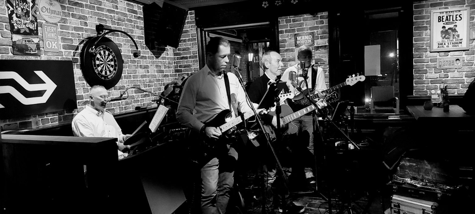 Optreden The Classixx Live Band in de muziekkoepel - Hallo Losser