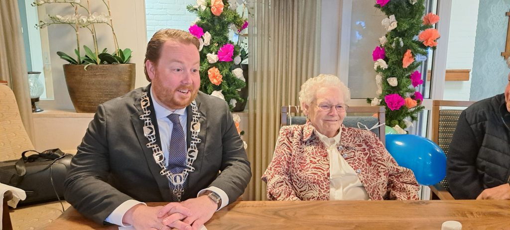 Sien Stegge-Kroep is 100 jaar - Hallo Losser